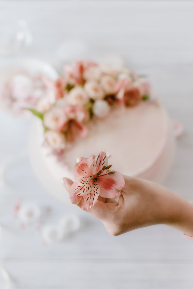How to Make Flowers on Cake